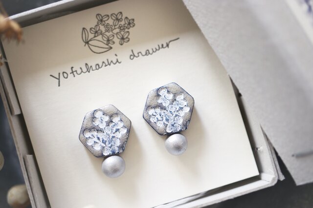 【クリスマス特別作品】: : : 陶土の草花耳かざり（ピアス／イヤリング） : : : 1098 | iichi ハンドメイド・クラフト作品・手仕事品の通販