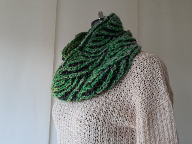 グリーンとチャコールグレーのスヌード | iichi ハンドメイド・クラフト作品・手仕事品の通販