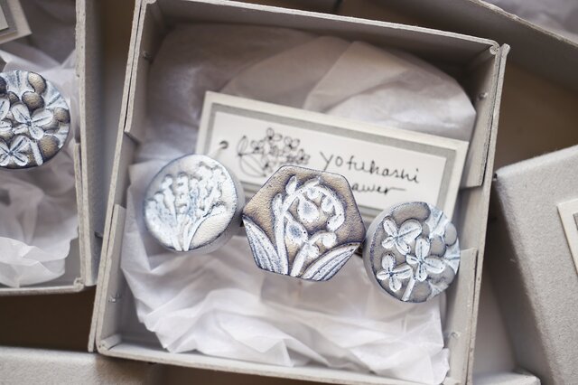 【クリスマス特別作品】: : : 陶土の草花バレッタ : : : 1101 | iichi ハンドメイド・クラフト作品・手仕事品の通販