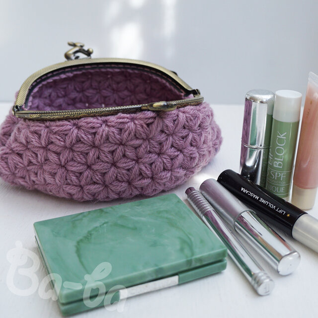 ばあば作・さらに大きめリフ編みのがま口ポーチ（紅藤・C1617） | iichi 日々の暮らしを心地よくするハンドメイドやアンティークのマーケットプレイス