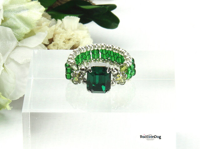 peace of mind・スワロ・エメラルドグリーンリング（スワロ/ジルコニア ビーズリング） 《ビーズアクセサリー》 | iichi ハンドメイド・クラフト作品・手仕事品の通販