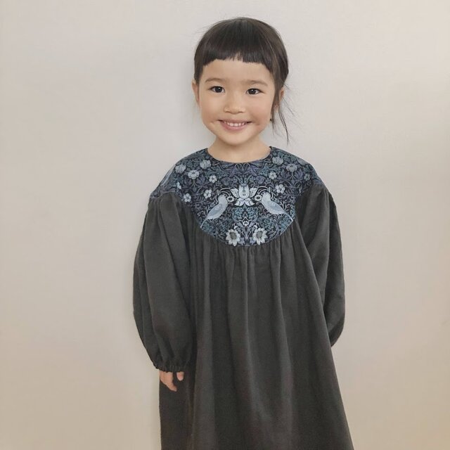 elder one piece ダブルガーゼいちご泥棒ブルー [110cm] | iichi ハンドメイド・クラフト作品・手仕事品の通販