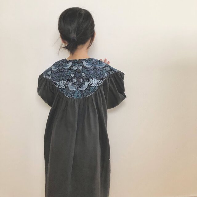 elder one piece ダブルガーゼいちご泥棒ブルー [110cm] | iichi ハンドメイド・クラフト作品・手仕事品の通販