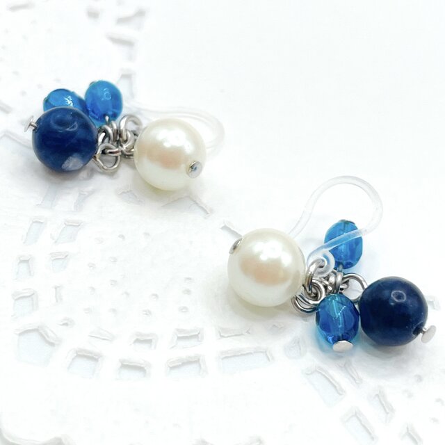 ソーダライトとパールのピアス/イヤリング/チャーム｜u-009 | iichi 日々の暮らしを心地よくするハンドメイドやアンティークのマーケットプレイス