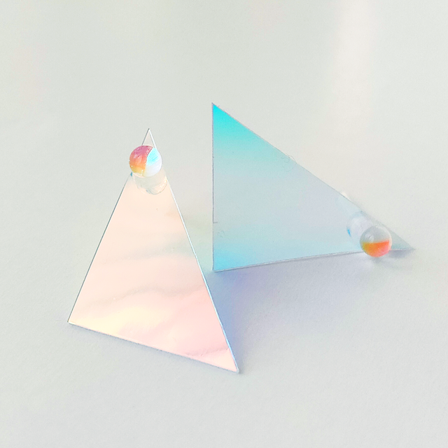 角度で色が変わるポップで未来的な三角形ピアス＆イヤリング『オーロラリウム -Aurorarium-』 | iichi ハンドメイド・クラフト作品・手仕事品の通販