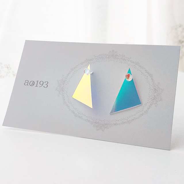 角度で色が変わるポップで未来的な三角形ピアス＆イヤリング『オーロラリウム -Aurorarium-』 | iichi ハンドメイド・クラフト作品・手仕事品の通販