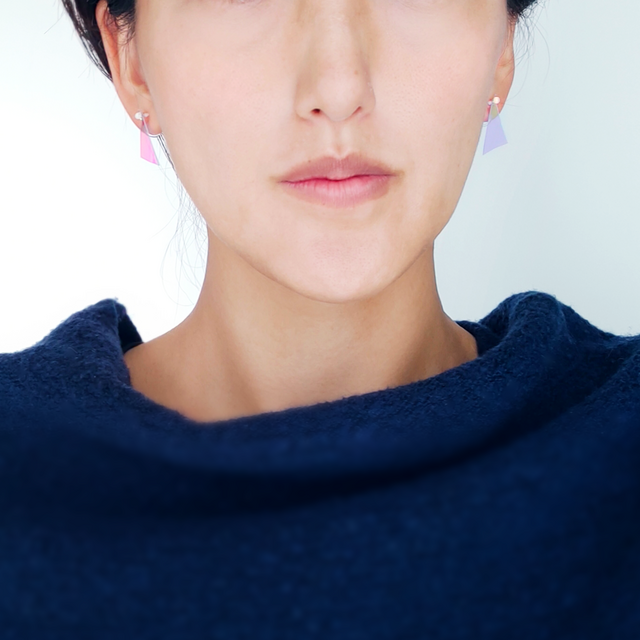 角度で色が変わるポップで未来的な三角形ピアス＆イヤリング『オーロラリウム -Aurorarium-』 | iichi ハンドメイド・クラフト作品・手仕事品の通販