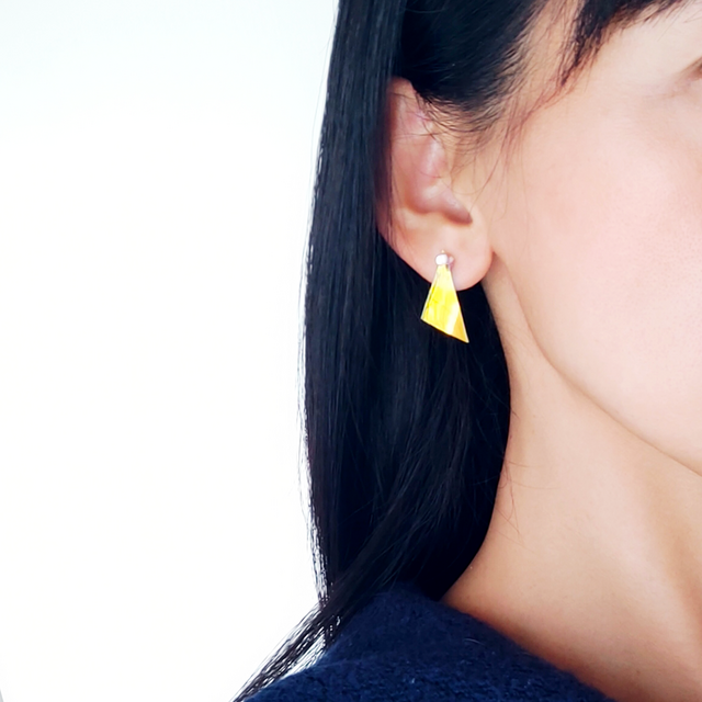 角度で色が変わるポップで未来的な三角形ピアス＆イヤリング『オーロラリウム -Aurorarium-』 | iichi ハンドメイド・クラフト作品・手仕事品の通販