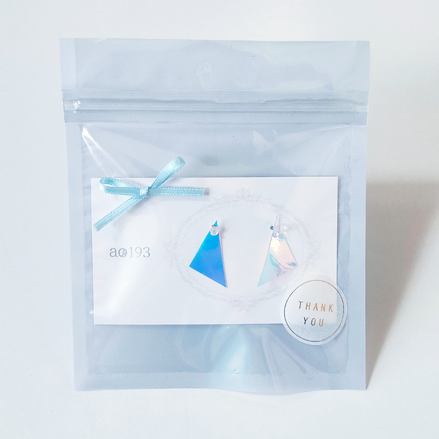 角度で色が変わるポップで未来的な三角形ピアス＆イヤリング『オーロラリウム -Aurorarium-』 | iichi ハンドメイド・クラフト作品・手仕事品の通販