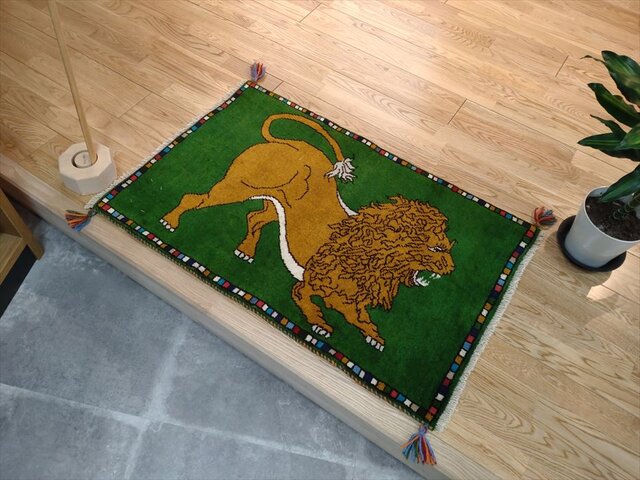 ペルシャ ライオンギャッベ マット 93x60cm アマレバフト グリーン 黄金色 ライオン | iichi ハンドメイド・クラフト作品・手仕事品の通販