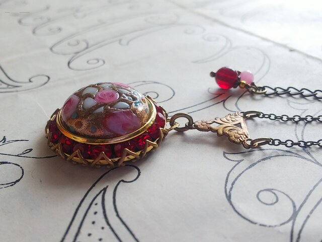 ヴィンテージ ヴェネツィアンWeddingｰCake／Ruby-Glass flowerネックレス | iichi ハンドメイド・クラフト作品・手仕事品の通販