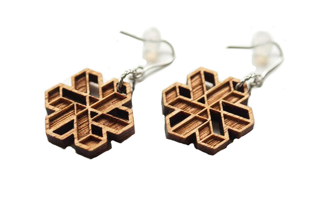 【木tch】クルミの木・ピアス（ハング）積み重なる立方体 | iichi ハンドメイド・クラフト作品・手仕事品の通販