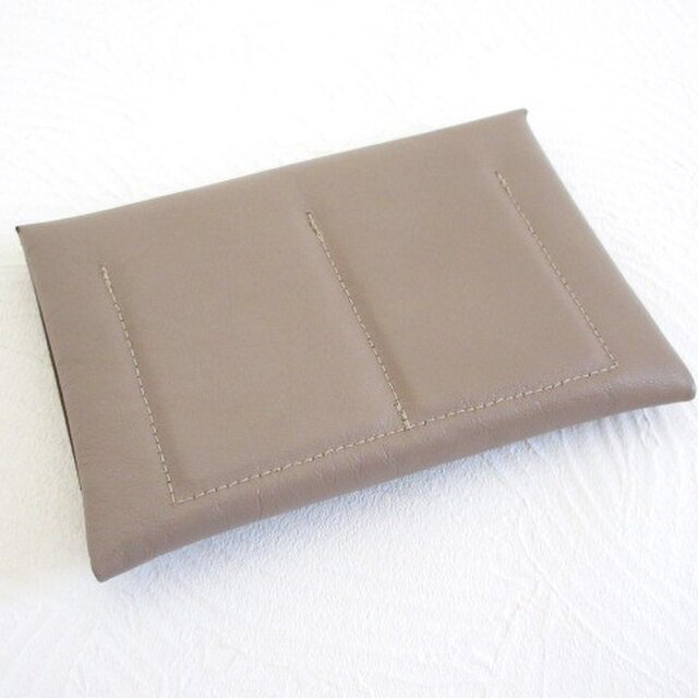 《ゴートスキン》A6対応「HANABIRA」シリーズ・グレージュ・一枚革のレザーケース・カードポケット付き・0258 | iichi ハンドメイド・クラフト作品・手仕事品の通販