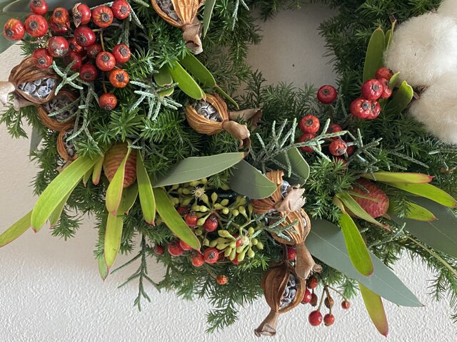 白い綿と赤い実のクリスマスリース | iichi ハンドメイド・クラフト作品・手仕事品の通販