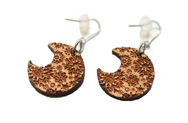 【木tch】クルミの木・ピアス（ハング）snow moon / 雪の月 | iichi ハンドメイド・クラフト作品・手仕事品の通販