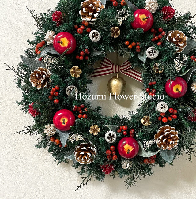 ☆プリザーブドの真っ赤なリンゴと野バラとアイビーのXmasリース（約31センチ） | iichi ハンドメイド・クラフト作品・手仕事品の通販