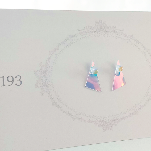 角度で色が変わるポップで未来的なmini三角形ピアス＆イヤリング『オーロラリウム -Aurorarium-』 | iichi ハンドメイド・クラフト作品・手仕事品の通販