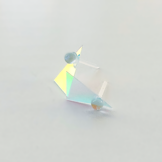 角度で色が変わるポップで未来的なmini三角形ピアス＆イヤリング『オーロラリウム -Aurorarium-』 | iichi ハンドメイド・クラフト作品・手仕事品の通販