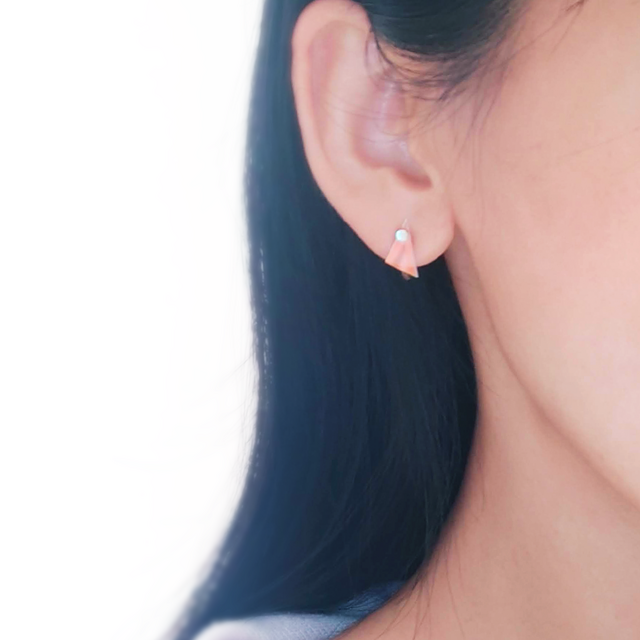 角度で色が変わるポップで未来的なmini三角形ピアス＆イヤリング『オーロラリウム -Aurorarium-』 | iichi ハンドメイド・クラフト作品・手仕事品の通販