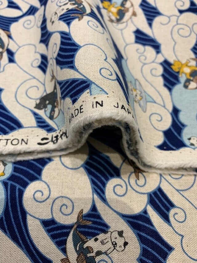 【生地】ねこサーフィン・ブルー・ 綿麻キャンバス・:綿85% 麻15%・1M | iichi ハンドメイド・クラフト作品・手仕事品の通販