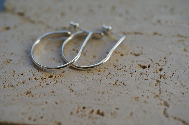 【loop】silver pierce 2 | iichi 日々の暮らしを心地よくするハンドメイドやアンティークのマーケットプレイス