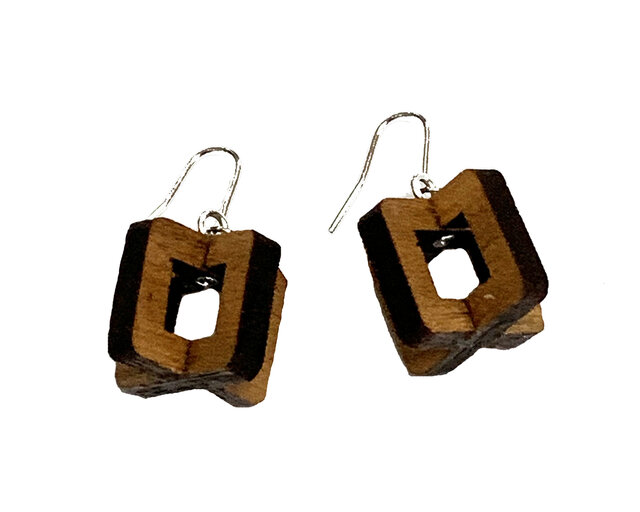 【木tch】クルミの木・ピアス（ハング）cube / キューブ | iichi ハンドメイド・クラフト作品・手仕事品の通販
