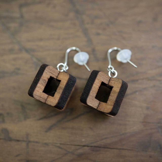 【木tch】クルミの木・ピアス（ハング）cube / キューブ | iichi ハンドメイド・クラフト作品・手仕事品の通販