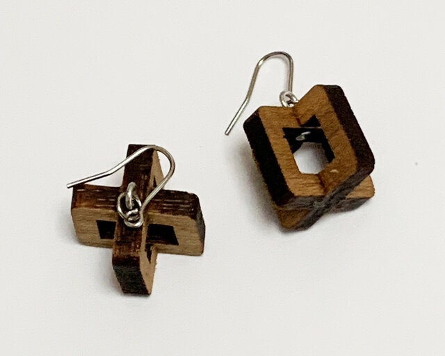 【木tch】クルミの木・ピアス（ハング）cube / キューブ | iichi ハンドメイド・クラフト作品・手仕事品の通販