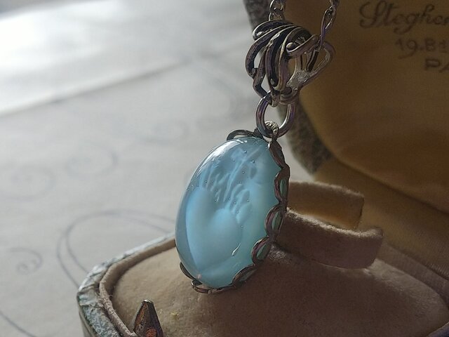 ヴィンテージ サクレ･クール（Baby-Blue）／ Leaf Silverトーン クラシカルネックレス | iichi 日々の暮らしを心地よくするハンドメイドやアンティークのマーケットプレイス