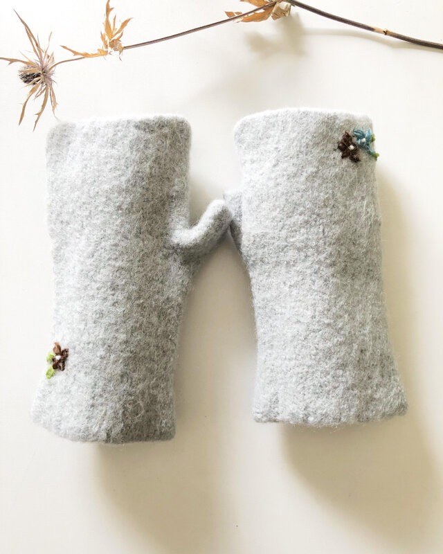 フェルティングゆびなしミトン ライトグレー flower刺繍 | iichi ハンドメイド・クラフト作品・手仕事品の通販