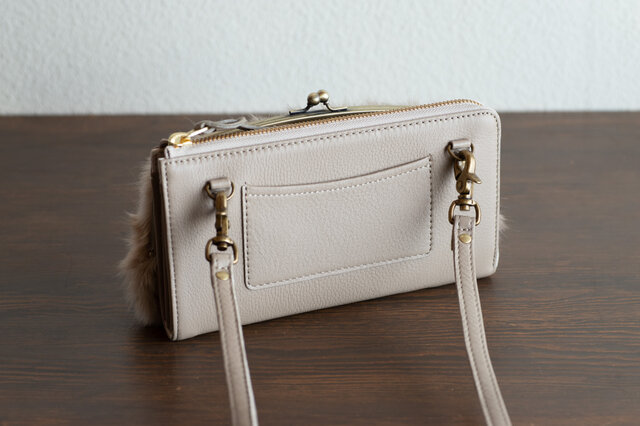 新色登場【送料無料】お財布ショルダーファーver グレージュフェイクファー aw-17nff | iichi ハンドメイド・クラフト作品・手仕事品の通販