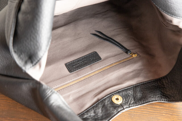 柔らかな本革 トートバッグ 軽量 シュリンクレザー ブラック 牛革 黒 as-09cs | iichi 日々の暮らしを心地よくするハンドメイドやアンティークのマーケットプレイス