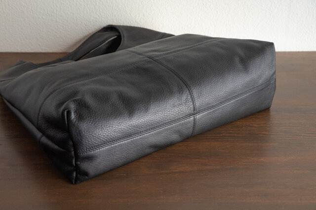 柔らかな本革 トートバッグ 軽量 シュリンクレザー ブラック 牛革 黒 as-09cs | iichi 日々の暮らしを心地よくするハンドメイドやアンティークのマーケットプレイス