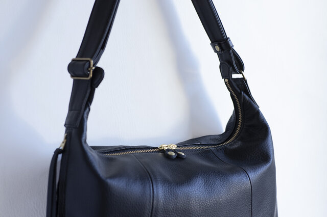 柔らかな本革ショルダーバッグ 軽量 シュリンクレザー ブラック 牛革 ak-20cs | iichi 日々の暮らしを心地よくするハンドメイドやアンティークのマーケットプレイス