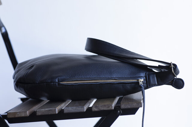 柔らかな本革ショルダーバッグ 軽量 シュリンクレザー ブラック 牛革 ak-20cs | iichi 日々の暮らしを心地よくするハンドメイドやアンティークのマーケットプレイス