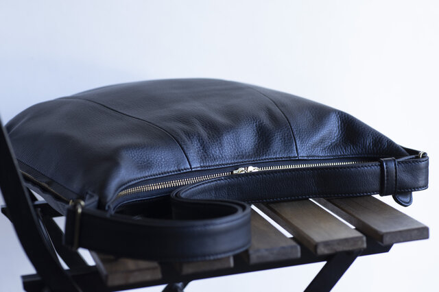 柔らかな本革ショルダーバッグ 軽量 シュリンクレザー ブラック 牛革 ak-20cs | iichi 日々の暮らしを心地よくするハンドメイドやアンティークのマーケットプレイス