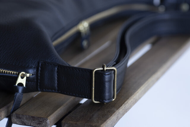 柔らかな本革ショルダーバッグ 軽量 シュリンクレザー ブラック 牛革 ak-20cs | iichi 日々の暮らしを心地よくするハンドメイドやアンティークのマーケットプレイス