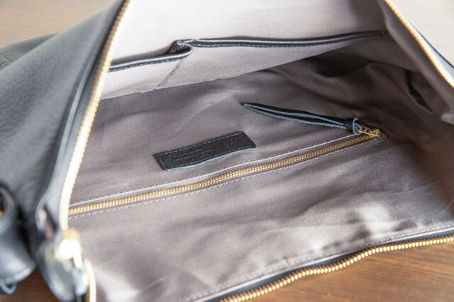 柔らかな本革ショルダーバッグ 軽量 シュリンクレザー ブラック 牛革 ak-20cs | iichi 日々の暮らしを心地よくするハンドメイドやアンティークのマーケットプレイス