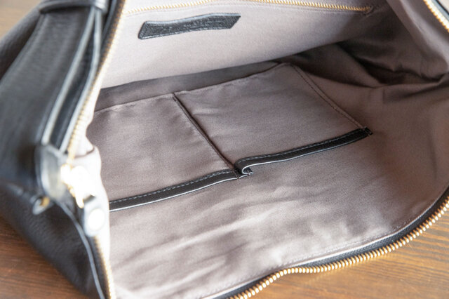 柔らかな本革ショルダーバッグ 軽量 シュリンクレザー ブラック 牛革 ak-20cs | iichi 日々の暮らしを心地よくするハンドメイドやアンティークのマーケットプレイス