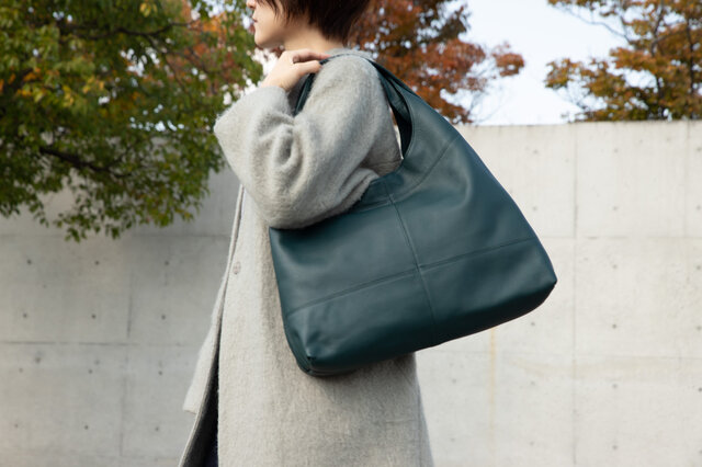 柔らかな本革 トートバッグ 軽量 シュリンクレザー ブルーグリーン 牛革 緑 as-09cs | iichi 日々の暮らしを心地よくするハンドメイドやアンティークのマーケットプレイス