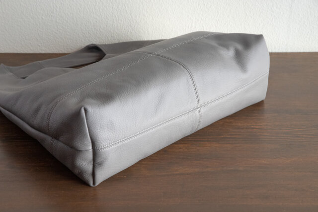 柔らかな本革 トートバッグ 軽量 シュリンクレザー グレー 牛革 as-09cs | iichi 日々の暮らしを心地よくするハンドメイドやアンティークのマーケットプレイス