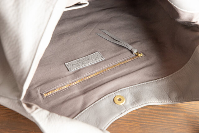 柔らかな本革 トートバッグ 軽量 シュリンクレザー グレー 牛革 as-09cs | iichi 日々の暮らしを心地よくするハンドメイドやアンティークのマーケットプレイス