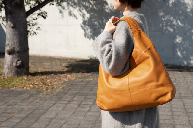 柔らかな本革 トートバッグ 軽量 シュリンクレザー キャメル 牛革 as-09cs | iichi 日々の暮らしを心地よくするハンドメイドやアンティークのマーケットプレイス