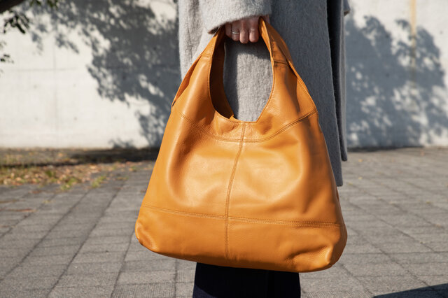 柔らかな本革 トートバッグ 軽量 シュリンクレザー キャメル 牛革 as-09cs | iichi 日々の暮らしを心地よくするハンドメイドやアンティークのマーケットプレイス