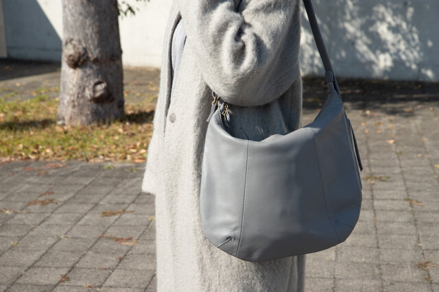 柔らかな本革ショルダーバッグ 軽量 シュリンクレザー グレー 牛革【送料無料】ak-20cs | iichi 日々の暮らしを心地よくするハンドメイドやアンティークのマーケットプレイス