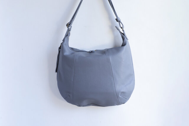 柔らかな本革ショルダーバッグ 軽量 シュリンクレザー グレー 牛革 ak-20cs | iichi 日々の暮らしを心地よくするハンドメイドやアンティークのマーケットプレイス