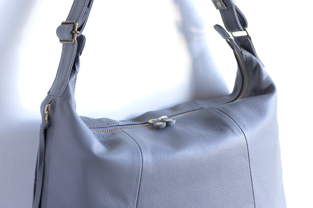 柔らかな本革ショルダーバッグ 軽量 シュリンクレザー グレー 牛革 ak-20cs | iichi 日々の暮らしを心地よくするハンドメイドやアンティークのマーケットプレイス