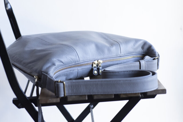 柔らかな本革ショルダーバッグ 軽量 シュリンクレザー グレー 牛革 ak-20cs | iichi 日々の暮らしを心地よくするハンドメイドやアンティークのマーケットプレイス