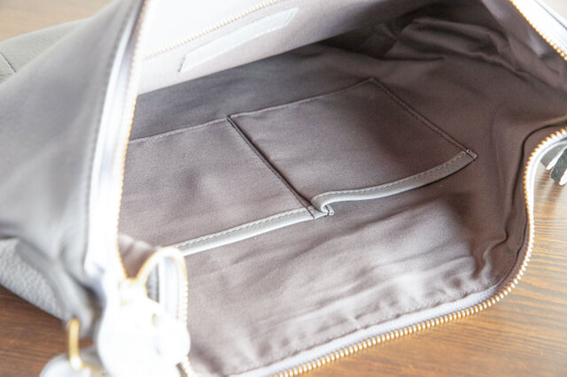 柔らかな本革ショルダーバッグ 軽量 シュリンクレザー グレー 牛革【送料無料】ak-20cs | iichi 日々の暮らしを心地よくするハンドメイドやアンティークのマーケットプレイス