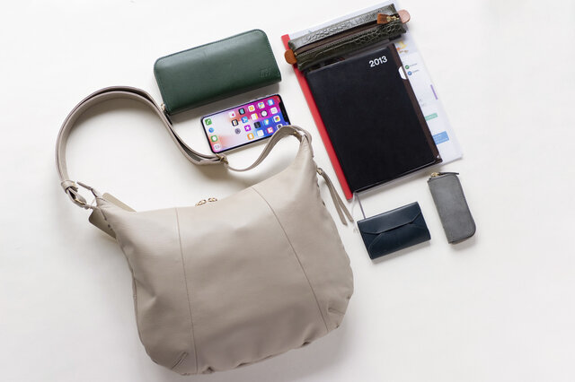 柔らかな本革ショルダーバッグ 軽量 シュリンクレザー グレー 牛革 ak-20cs | iichi 日々の暮らしを心地よくするハンドメイドやアンティークのマーケットプレイス